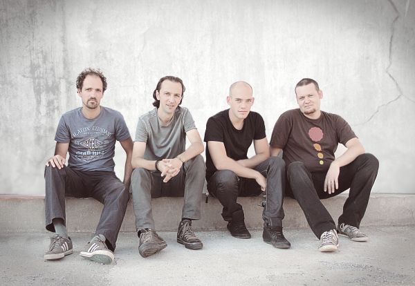 Mercedes Band a lansat doua piese in varianta acustica - Maximum Rock ...